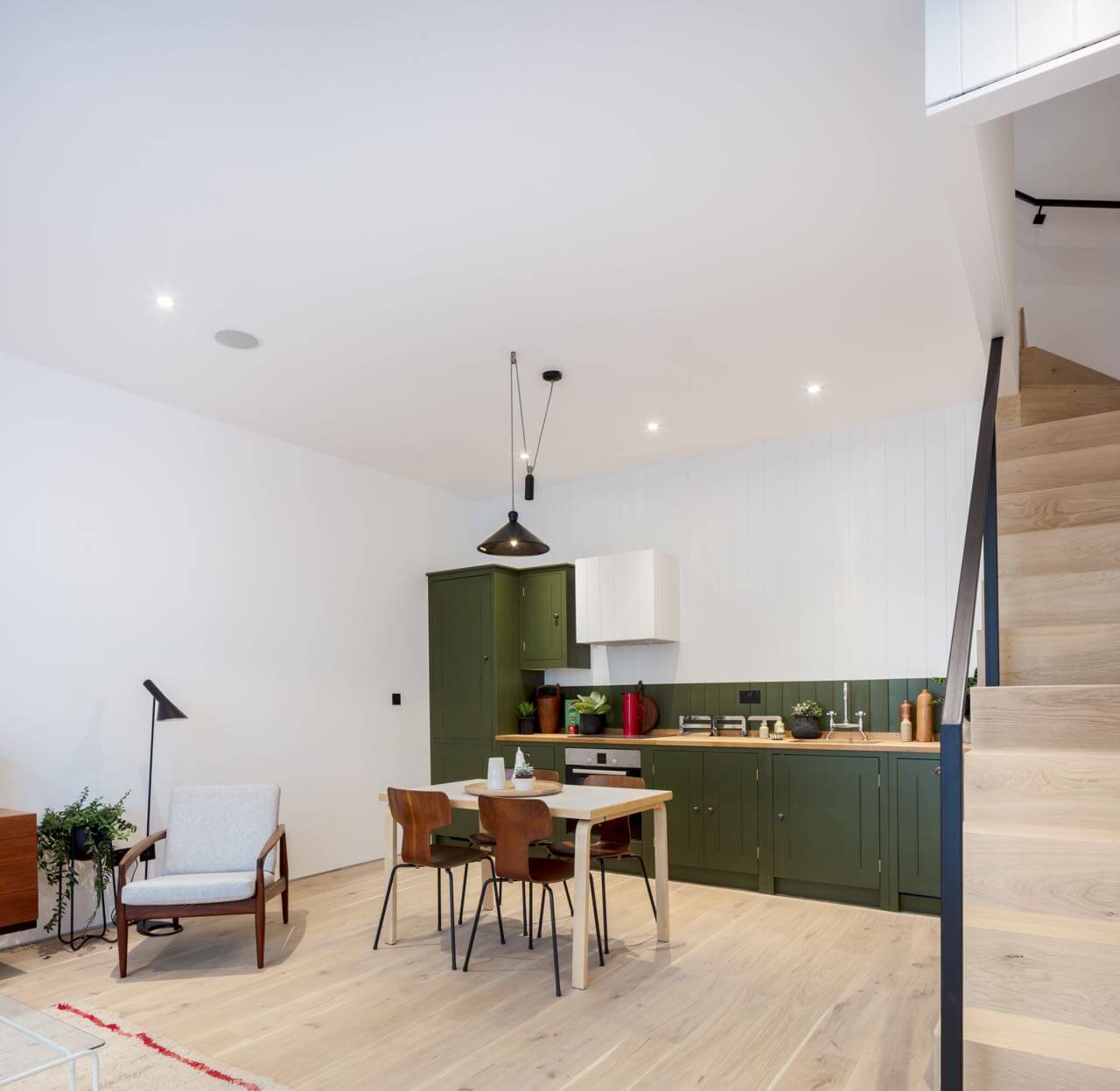 SPACIOUS SIMPLICITY: British Standard Cupboards - The Kitchen Think